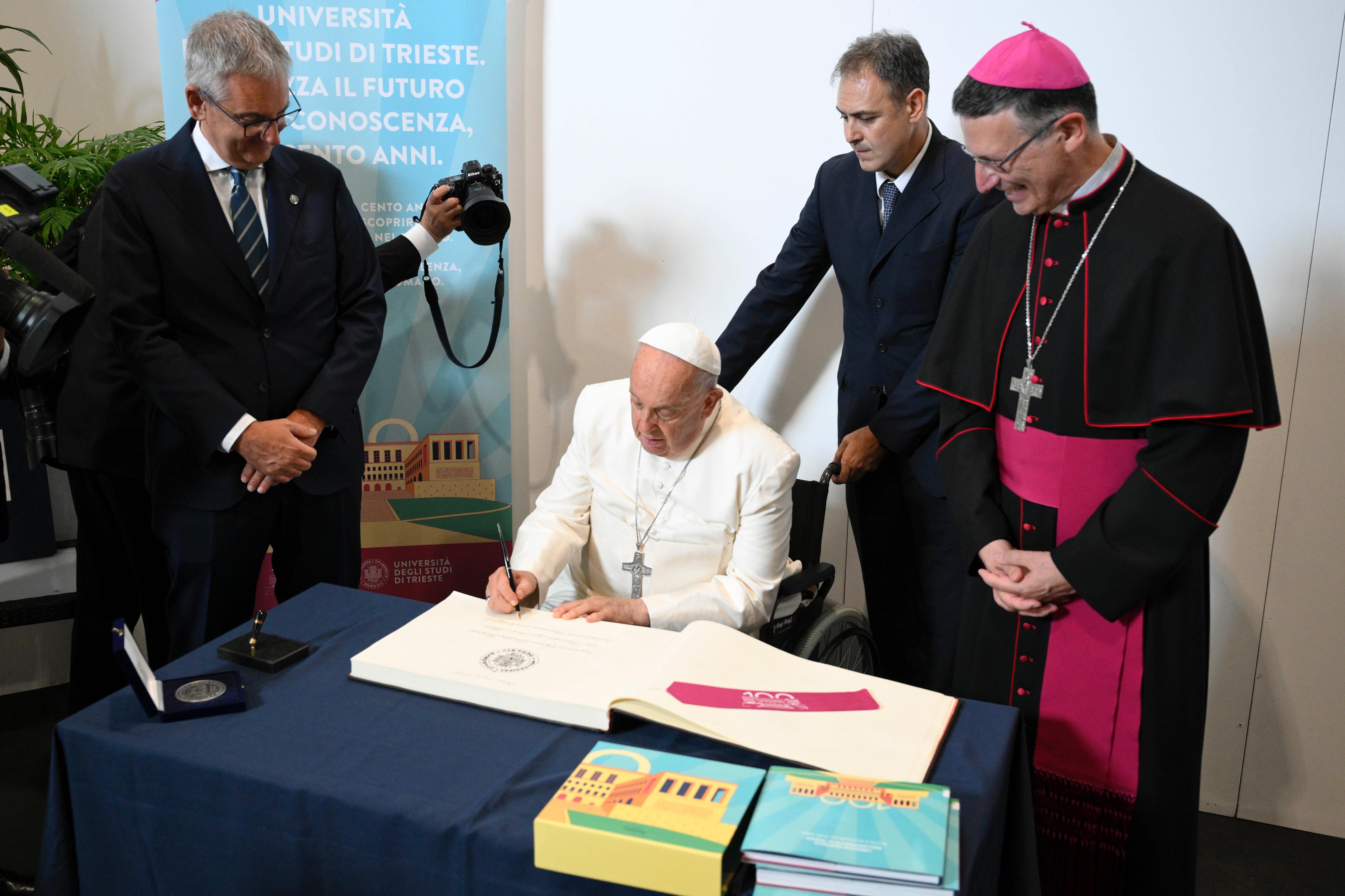Pope Francis signs the UniTS Book of Honour | University of Trieste